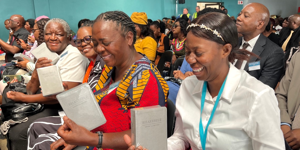 Re ntsha Bhayibele ya Hlatollo ya Lefase la Nyuwane ya Mangwalo ya go ...