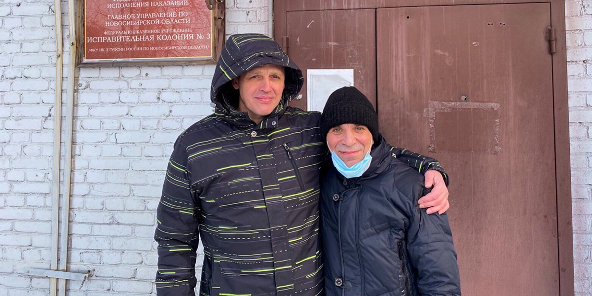 Serguéi Britvin y Vadim Levchuk son liberados de una prisión rusa