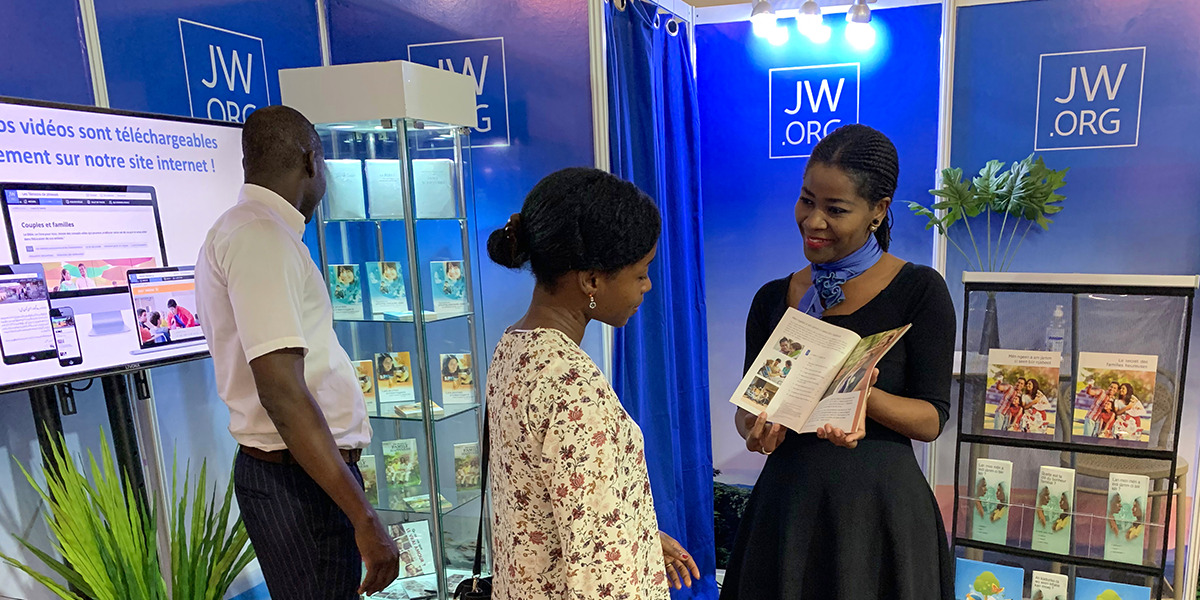 JW.ORG Booth Draws Visitors at International Fair in Senegal