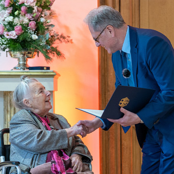 Simone Arnold-Liebster Menerima Penghargaan Tertinggi dari Pemerintah ...